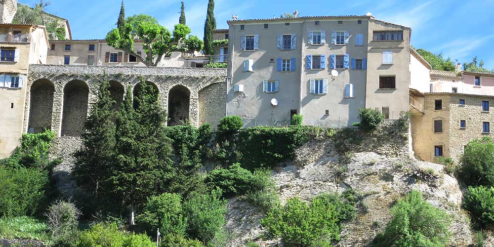Montbrun-les-bains en Drôme provençale | Photos Horizon Provence